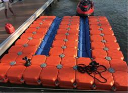 HDPE αεριωθούμενο Drive σκι στους μορφωματικούς επιπλέοντες κύβους λιμενοβραχιόνων πακτώνων αποβαθρών