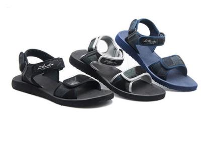 Cina L'uomo mette in mostra il sandalo piano nero all'aperto delle scarpe del sandalo dell'estate in vendita