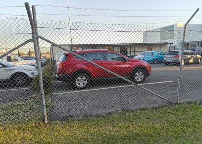 China Iron Wire Mesh Chain Link Fence With 60x60mm Mesh Size And 3mm Wire Diameter for sale