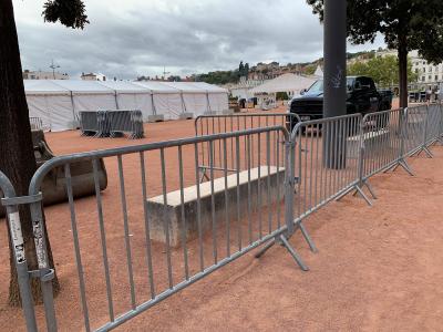China V Shape Feet Crowd Barrier Fencing Hot Dipped Galvanized 1.1*2.5m European for sale