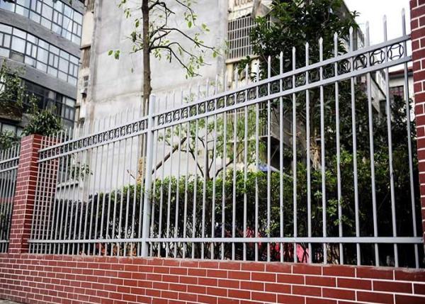 Quality Galvanized Steel Railing Tubular Iron Railing Land Garden Fence Yard Fence for sale