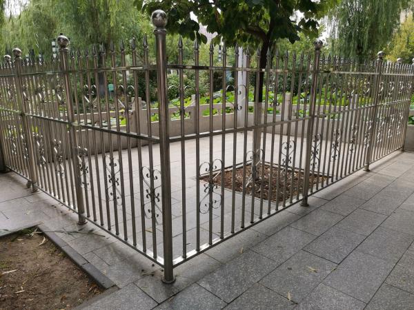 Quality Iso 9001 Steel Picket Fence Wrought Picket Top Garden 6 Ft Tall Durable for sale