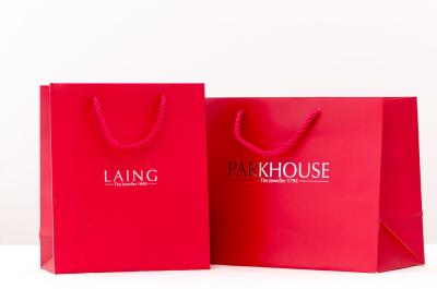 China china exquisite 250gsm c1s art paper glossy lamination gift paper shopping bags with cotton rope for sale