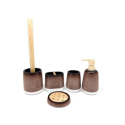 5pcs Cerámica de aspecto Polirresina Accesorios de baño Conjunto de cepillo de dientes Tomador con piezas de madera