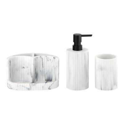Impresión de mármol blanco de poliresina accesorios de baño conjunto caddy raya vertical con costillas de la loción de la bomba de agua de tumbler la bandeja del cepillo de dientes