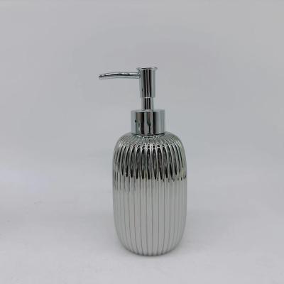 Cina Accessori da bagno in vetro cromato di forma rotonda con portapiatti a striscia verticale, distributore di sapone per il lavaggio a mano, distributore di sapone per il bagno in vendita