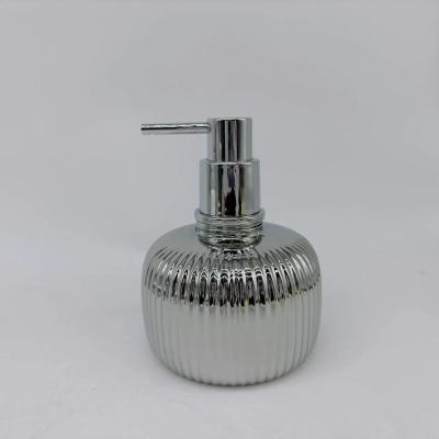 Cina Accessori da bagno in vetro cromato di forma rotonda con portapiatti a striscia verticale, distributore di sapone per il lavaggio a mano, distributore di sapone per il bagno in vendita