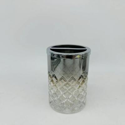 Cina Accessori da bagno in vetro di forma rotonda con piastra ionica e disegno di diamante accessori da bagno di lusso portapiatti per sapone dispenser per sapone a mano in vendita