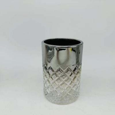 Cina Accessori da bagno in vetro di forma rotonda con piastra ionica e disegno di diamante accessori da bagno di lusso portapiatti per sapone dispenser per sapone a mano in vendita
