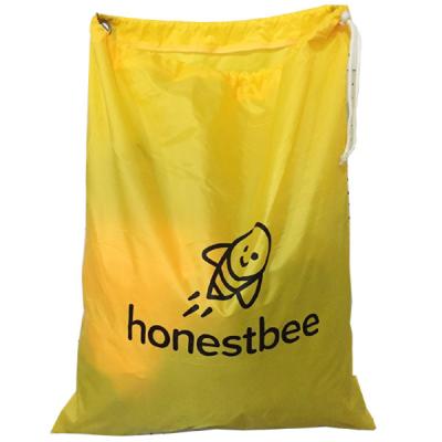 China Hochleistungs-Zoll-Stoff-Zugschnur-Tasche des Polyester-210D 22x28 zu verkaufen