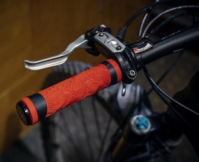 Cina 130 mm * 30 mm ENLEE Silica Gel Maniglia della bicicletta Appoggio della barra adatto alle biciclette off-road in vendita