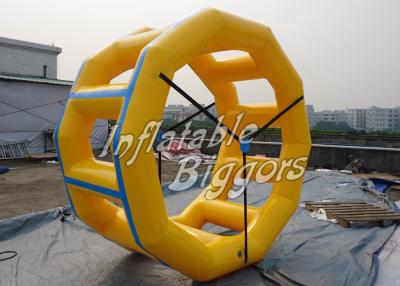 Cina PVC impermeabile di rotolamento della ruota idraulica del gioco gonfiabile giallo dell'acqua per attività di festival in vendita
