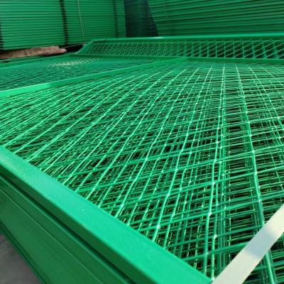 Cina Pannelli di rete di filo di ferro saldato a fori quadrati, galvanizzati e rivestiti in PVC per la protezione in vendita