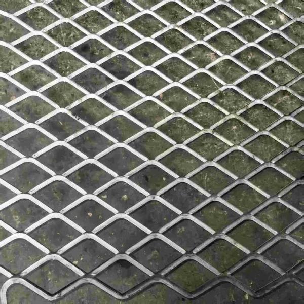 Quality Heavy Duty Low Carbon Steel Metal Walkway Mesh 2-8mm Expanded Galvanized Steel for sale