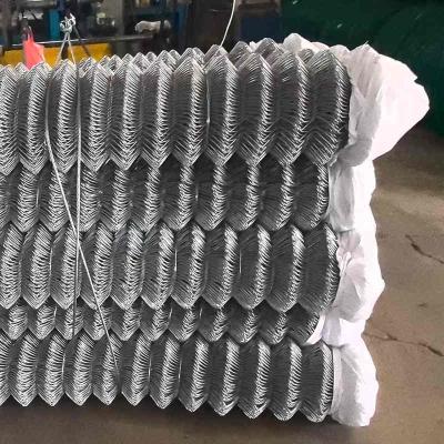 Cina Rotolo di rete metallica zincata e rivestita in PVC per recinzione a maglia sciolta per giardino e stadio in vendita