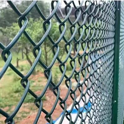 Cina Rotolo di rete metallica zincata e rivestita in PVC per recinzione a maglia sciolta per giardino e stadio in vendita