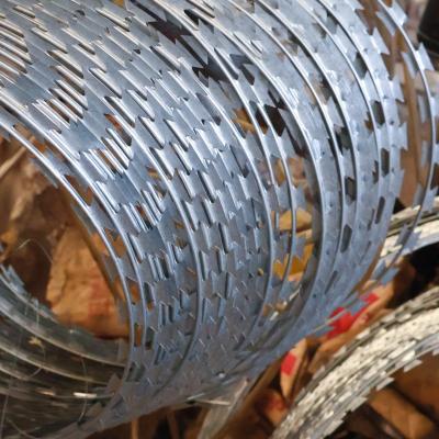 Cina Filtro di rasoio di Concertina galvanizzato immerso a caldo BTO10 BTO12 per recinzioni di sicurezza della lama in vendita