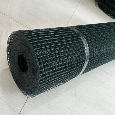 China Malla soldada recubierta de PVC de 10*10mm 15*15mm, alambre de jaula soldada, malla avícola en venta