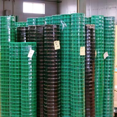 China Malla soldada recubierta de PVC de 10*10mm 15*15mm, alambre de jaula soldada, malla avícola en venta