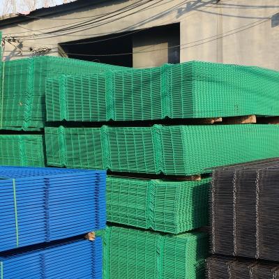 China Paneles de valla de malla de alambre soldado con agujeros cuadrados, valla de seguridad, muro perimetral, curvado en 3D en venta