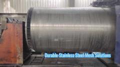 Machines and workers in the workshop are producing and processing wedge-wire screens.