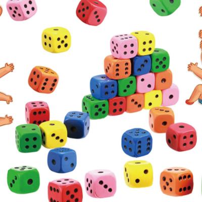 Cina Il gioco da tavolo molle della schiuma taglia i cubi a cubetti a 2,5 pollici variopinti assortiti dei dadi della schiuma in vendita