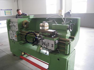 China O metal convencional da máquina de giro Lathe o bujão da alimentação automática da máquina à venda