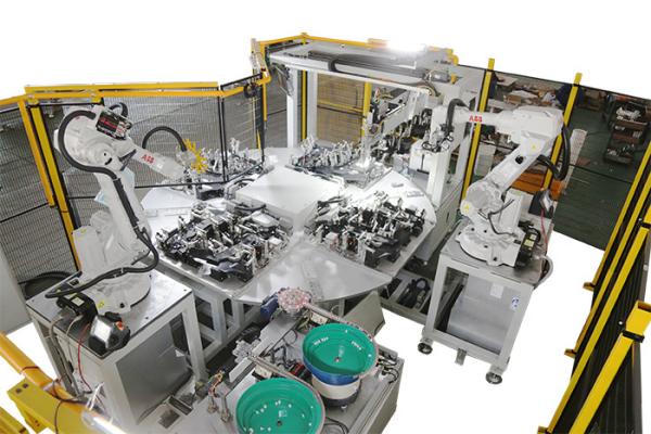 Linha de produção automática da soldadura e do conjunto do robô para a guarnição plástica automotivo