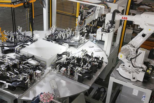 Linha de produção automática da soldadura e do conjunto do robô para a guarnição plástica automotivo