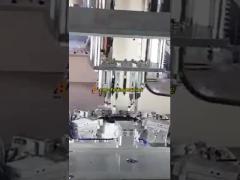 Maschine für die Verkleidung von Fahrzeugen aus Kunststoff: