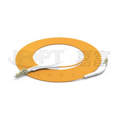Chine Correction optique de fibre de LC-LC attacher la botte à angles de botte courte à vendre
