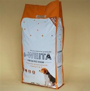 Cina Un cagnolino da 500 grammi sta sul sacchetto di plastica di imballaggio per alimenti con la chiusura lampo in vendita