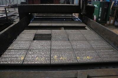 Cina 63HRC ASTM ±1% Tolerance Chrome Carbide Wear Plates Wear Protection Hardfaced Steel Plate in vendita