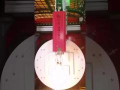 Maschine zum Laserschneiden von Rohren mit mehreren Achsen