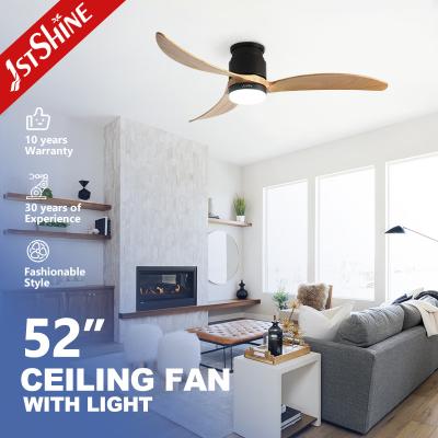 Chine Ventilateur de plafond de 52 pouces avec lumière LED contrôlée à distance par l'application TUYA et lames en bois massif à vendre