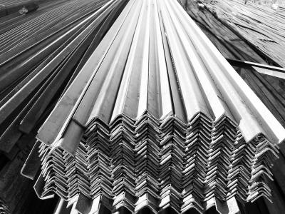 中国 6m 12m穏やかなカーボン同輩の角度の製鉄所の端Q345 Q235は鋼鉄角度棒に電流を通した 販売のため
