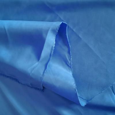 Cina Soft 100% Waterproof Polyester Fabric Home Textile Fabric Plain Sanding Peachskin in vendita