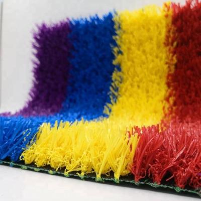 China Rood Geel Blauw Paars Kunstmatig Kinderen Gras Gras Regenboog Landingsbaan Dichtheid 22050 steken/m2 Te koop
