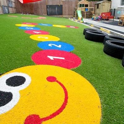 China Rood Geel Blauw Paars Kunstmatig Kinderen Gras Gras Regenboog Landingsbaan Dichtheid 22050 steken/m2 Te koop