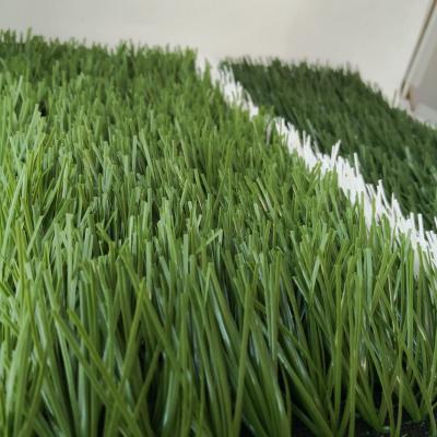 China Monofilament PE buitengras op voetbalveld met een hoge dichtheid en een stijfrequentie van 16/10 cm Te koop