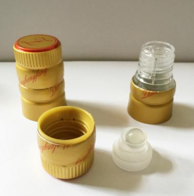 Cina 32.5x53mm Johnnie Walker Whisky bottiglia tappi Custom hanno fatto l'alluminio della plastica dell'oro in vendita