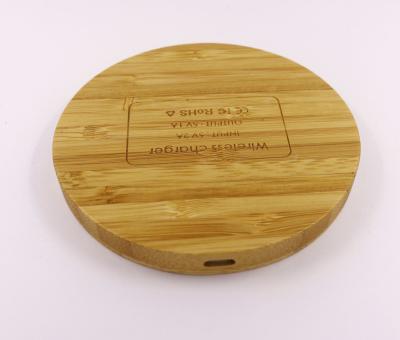 Cina piatto di carico Iphone della stazione del cuscinetto della radio di bambù di legno di 5v 2a 10w QI in vendita