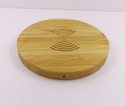 Cina piatto di carico Iphone della stazione del cuscinetto della radio di bambù di legno di 5v 2a 10w QI in vendita