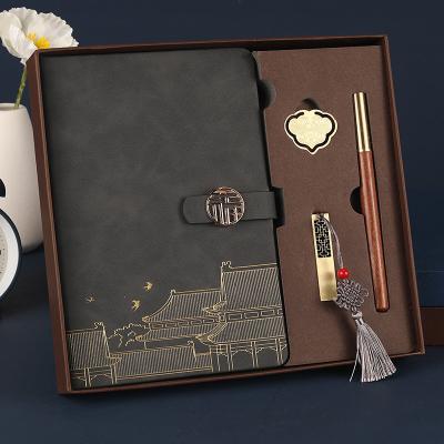 Cina Dimensioni personalizzate A5 Quaderni giornalieri a copertina rigida con penna e set regalo Dimensioni personalizzate in vendita