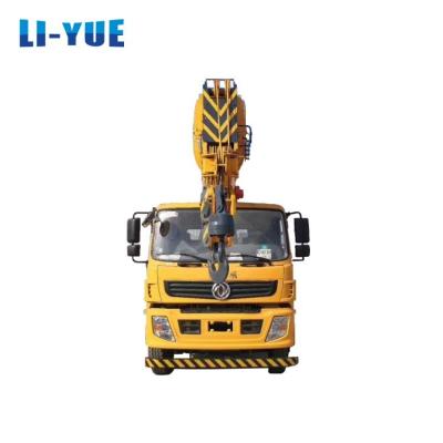 China 20 Tonnen kleiner hydraulischer Lkw-Kran Dongfeng Chassis Nennlast 20000kg zu verkaufen