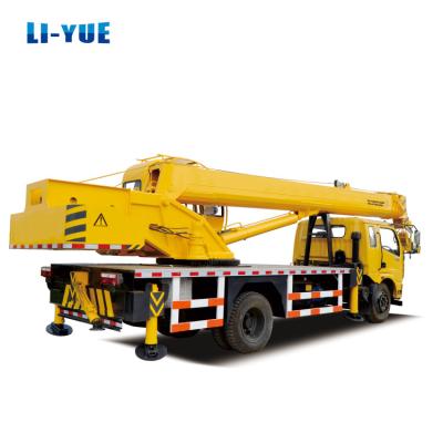 Cina 8 tonnellate gru di camion telescopica gru a gomma di sollevamento camion mobile gru di camion in vendita