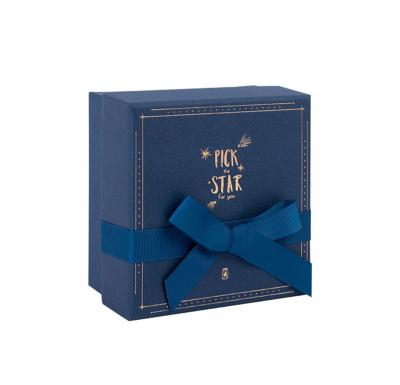 China Luxe Design Blauwe Karton Gegolfd Geschenkdoos Kledingstuk Kleding Verpakkingsdoos Te koop