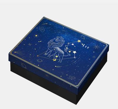 China Luxe Design Blauwe Karton Gegolfd Geschenkdoos Kledingstuk Kleding Verpakkingsdoos Te koop