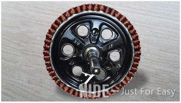 I motocicli elettrici automatici vanno in automobile la bobinatrice