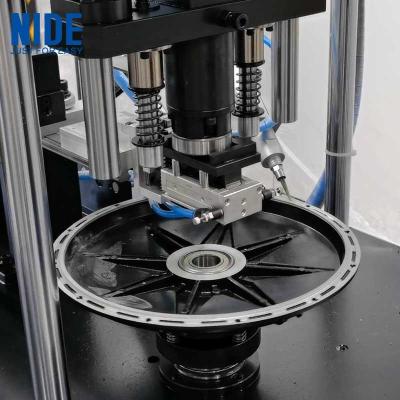 Cina BLDC ruota motore cuscinetto di olio sigillo automatico pressing e Guling Machine in vendita